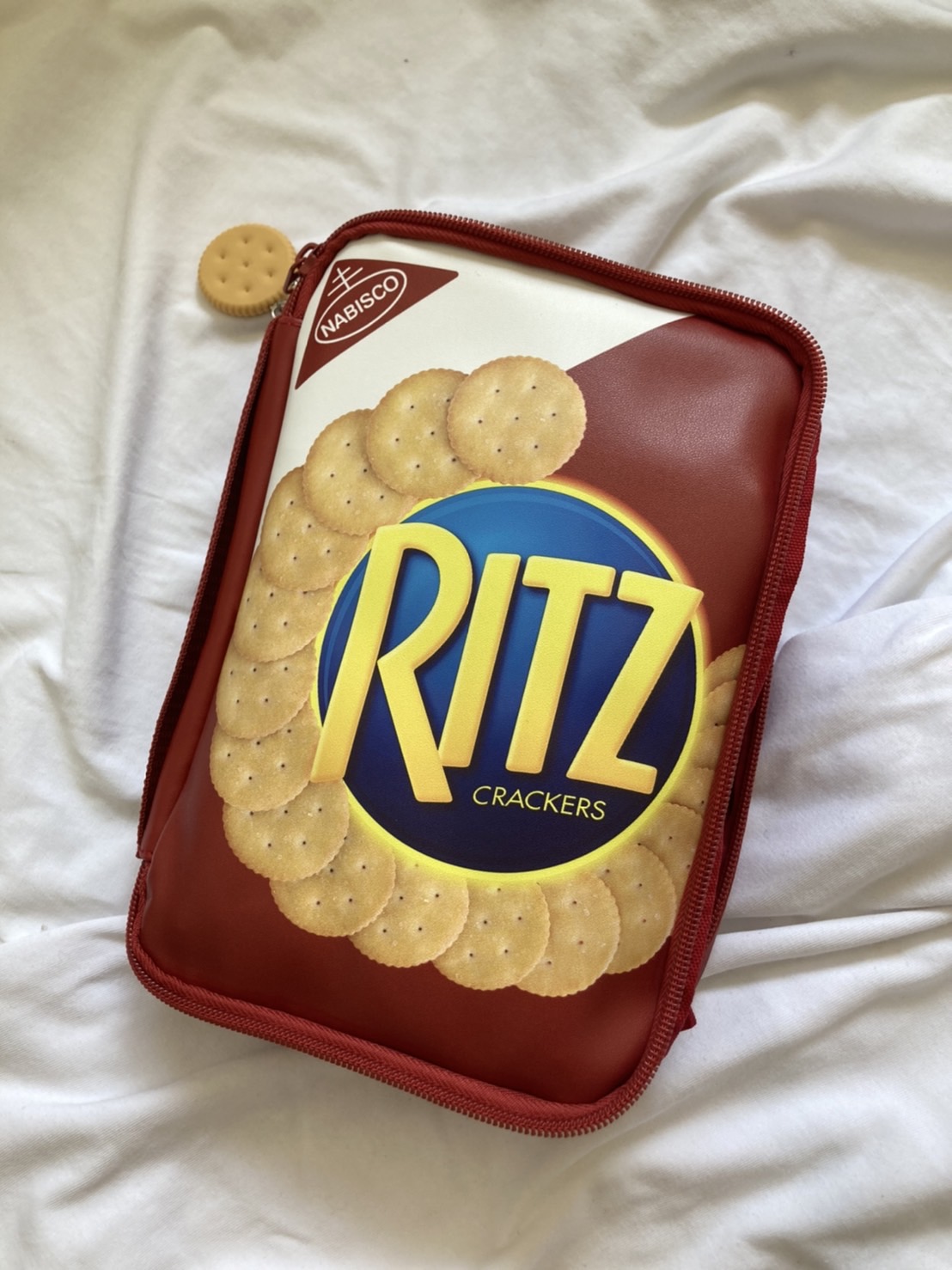 【SNSで話題】あの“リッツ”のパッケージがポーチに！宝島社より「RITZ CRACKERS マルチポーチ BOOK」が発売されました♡ - お菓子とスイーツのメディアPakutto(パクッと)