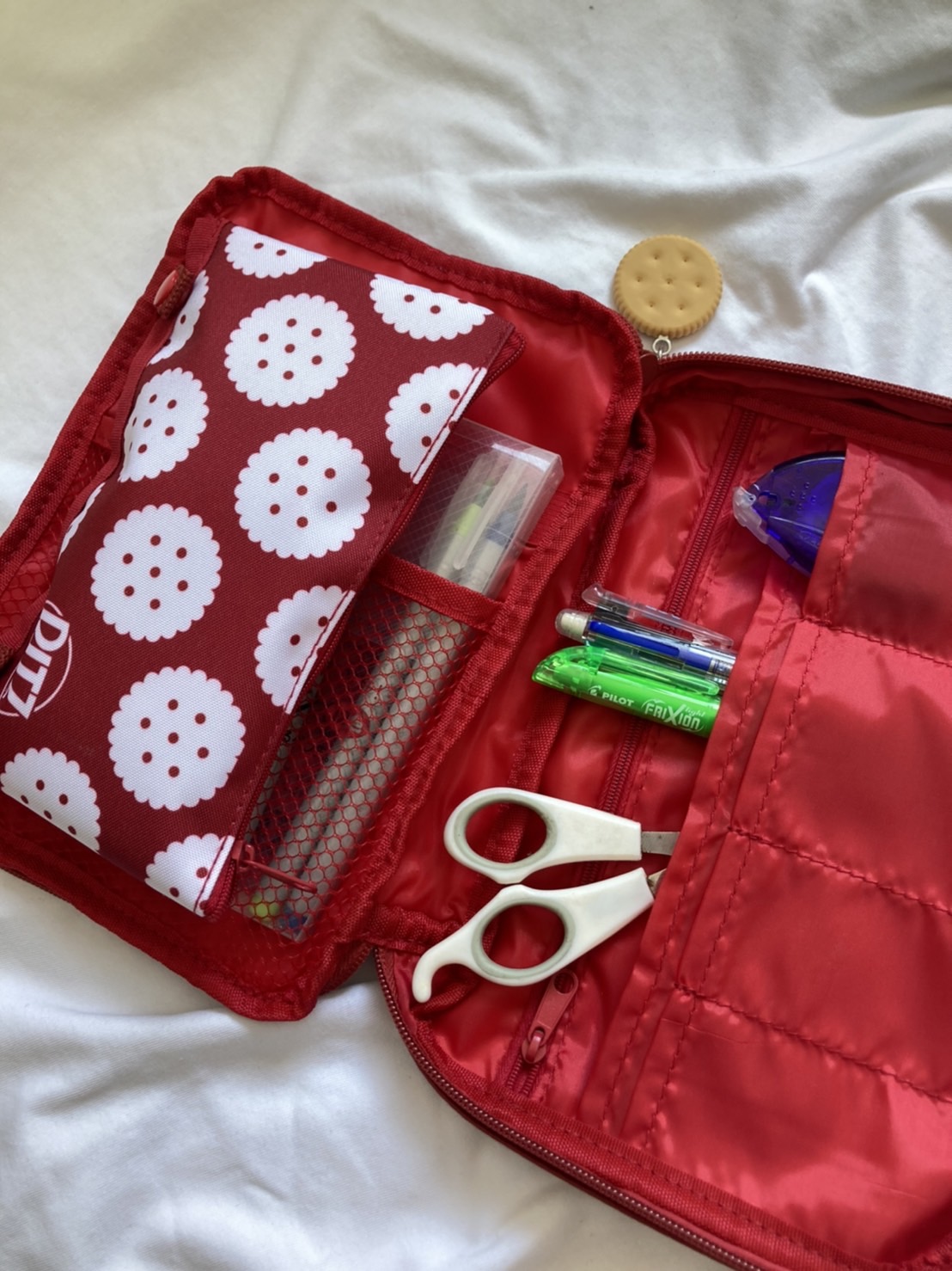 【SNSで話題】あの“リッツ”のパッケージがポーチに！宝島社より「RITZ CRACKERS マルチポーチ BOOK」が発売されました♡ - お菓子とスイーツのメディアPakutto(パクッと)