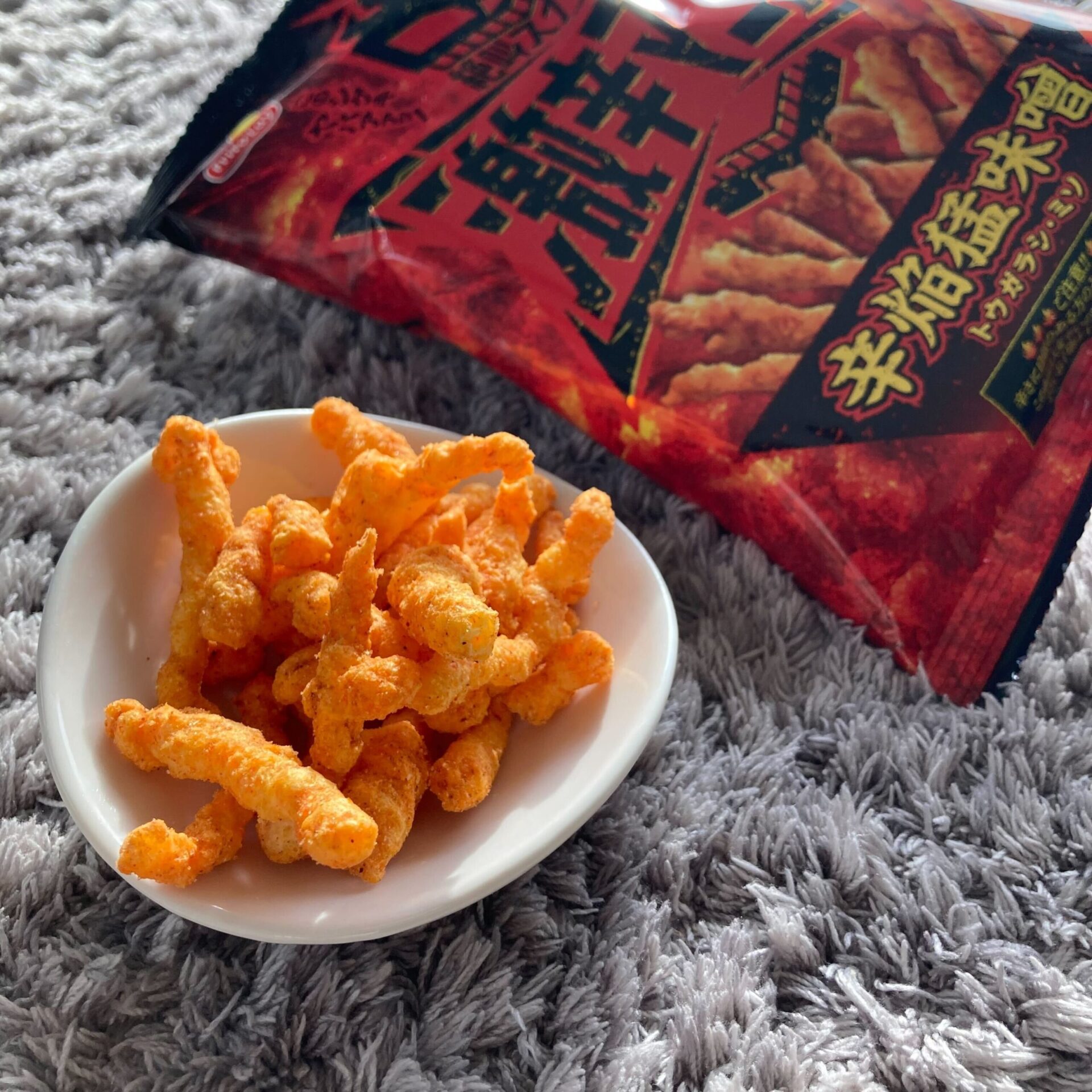 【滝汗注意】激辛マニアの新商品【辛焔猛味噌】実食レビュー。初の味噌×唐辛子フレーバーが登場。 - お菓子とスイーツのメディアPakutto(パクッと)